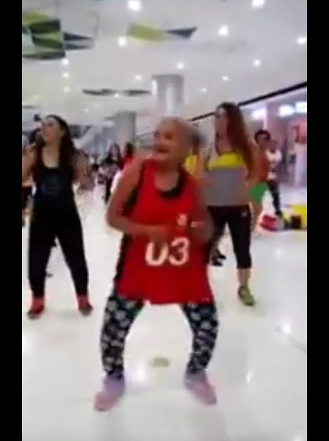 Jaunās skuķes nervozi mīņājas kaktiņā – omīte dejo zumbu – Puaro.lv