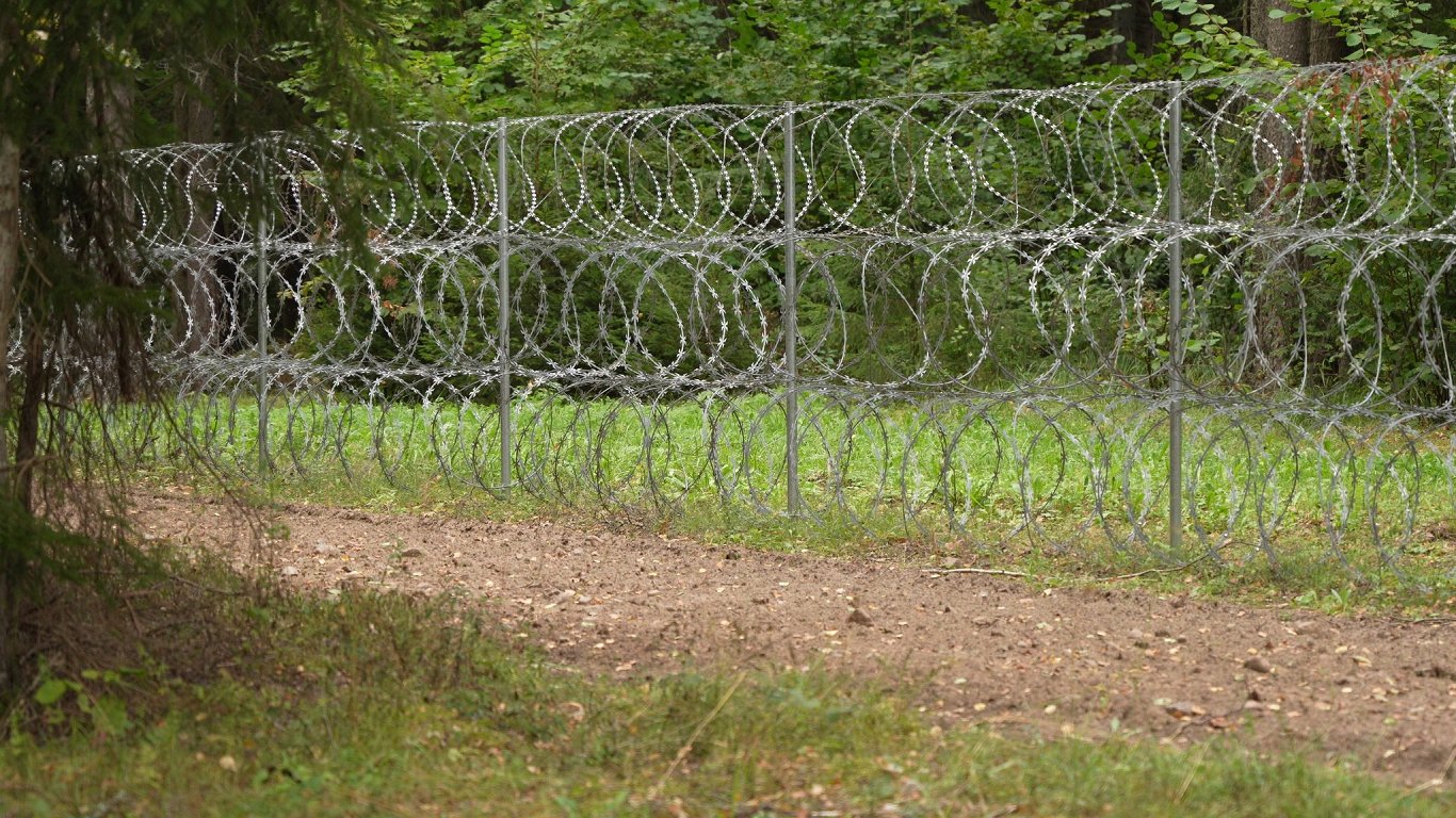 Pagaidu žogs uz robežas ar Baltkrieviju vietām bojāts, pārgriezts ...