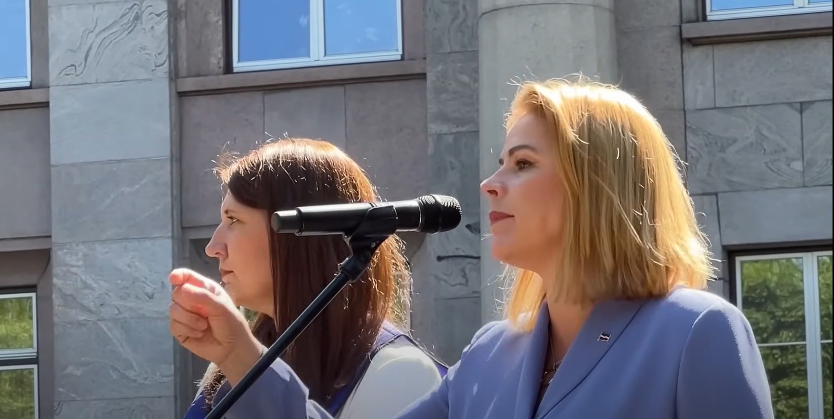 Siliņa augstprātīgā uzrunā sadusmojas uz pedagogu protesta dalībniekiem ...