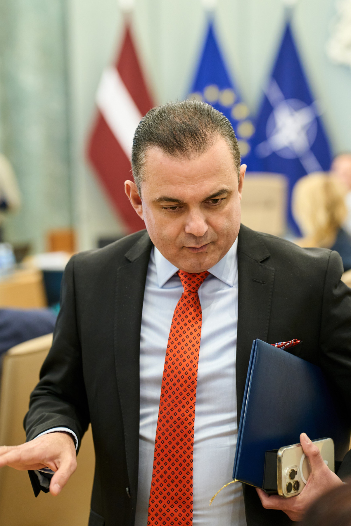 Abu Meri sapratis, ka “būs jāstrādā no rīta līdz vakaram” un atsauc ...