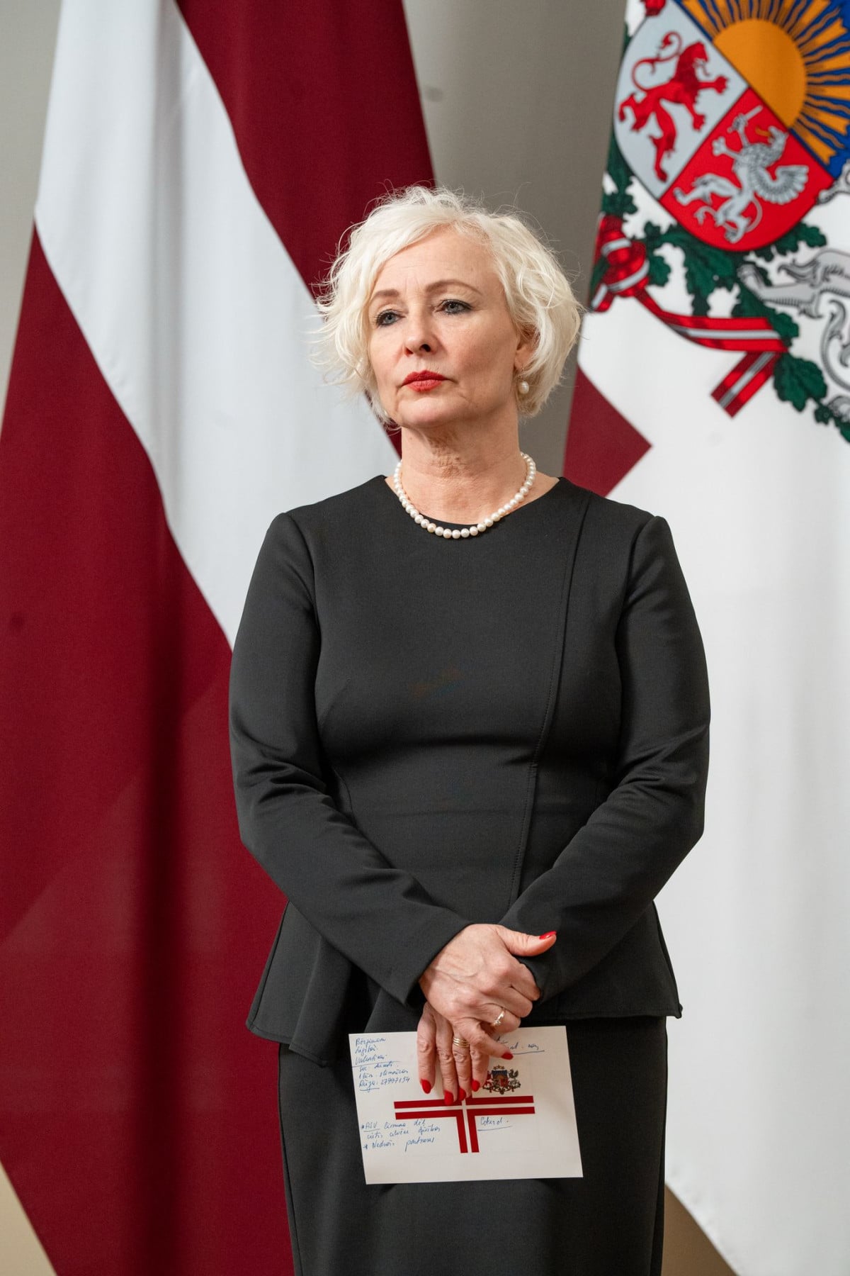 Saeimas priekšsēdētāja pēc tikšanās ar prezidentu aizmirsa paslēpt ...
